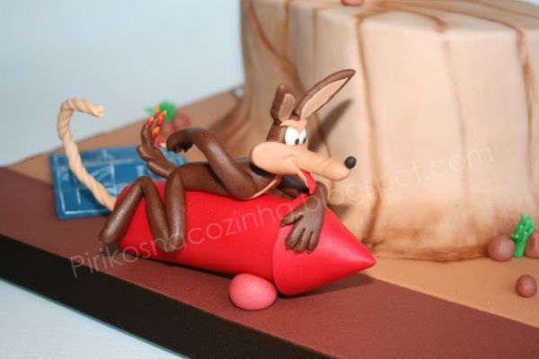 Incredible Road Runner and Wile E. Coyote Cake - Neatorama